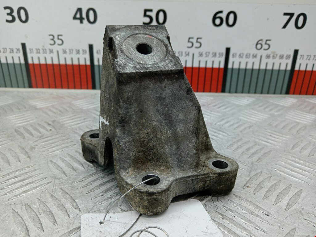 Кронштейн (крепление лапа) двигателя Audi A6 C6 4F0199307AA арт. 2048509