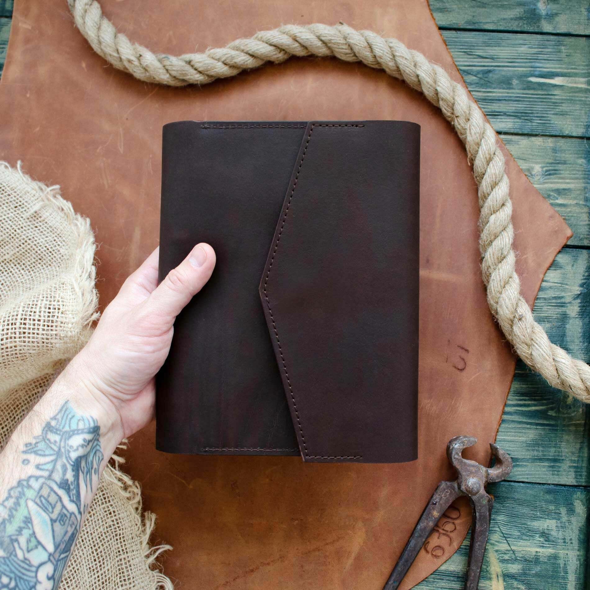 Кожаный блокнот на кольцах А5 с кармашками. Застежка на кнопке.