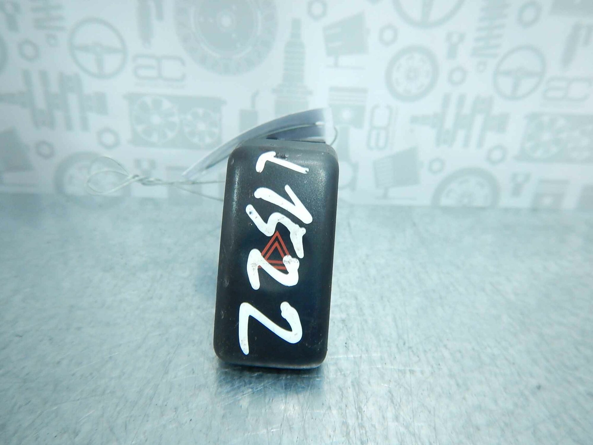 Кнопка аварийной сигнализации Subaru Impreza 2 (GD/GG) 83037FE000 арт. 189316