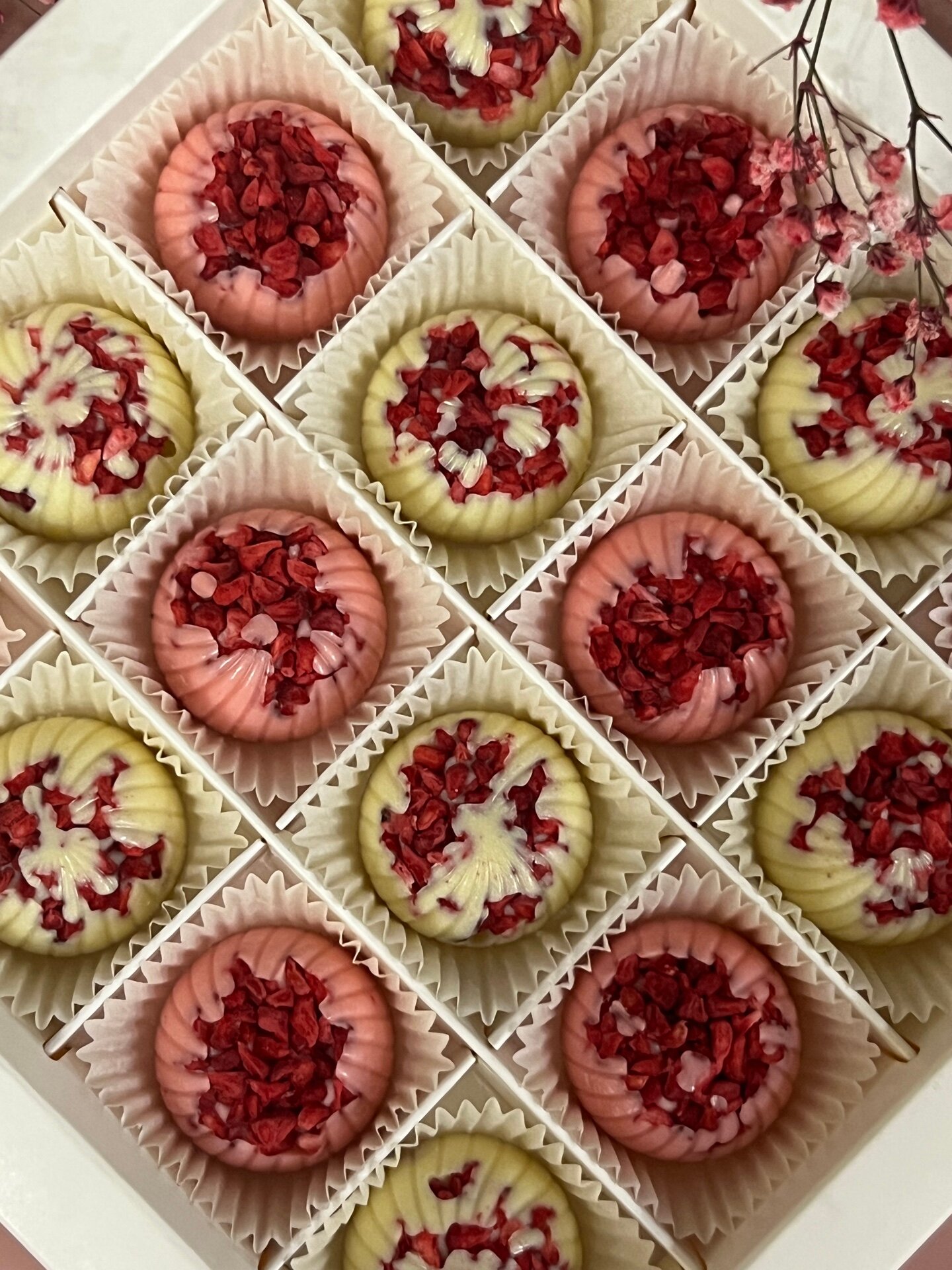 Шоколадные конфеты "Цветок 16 штук" №4, белый шоколад, ручная работа