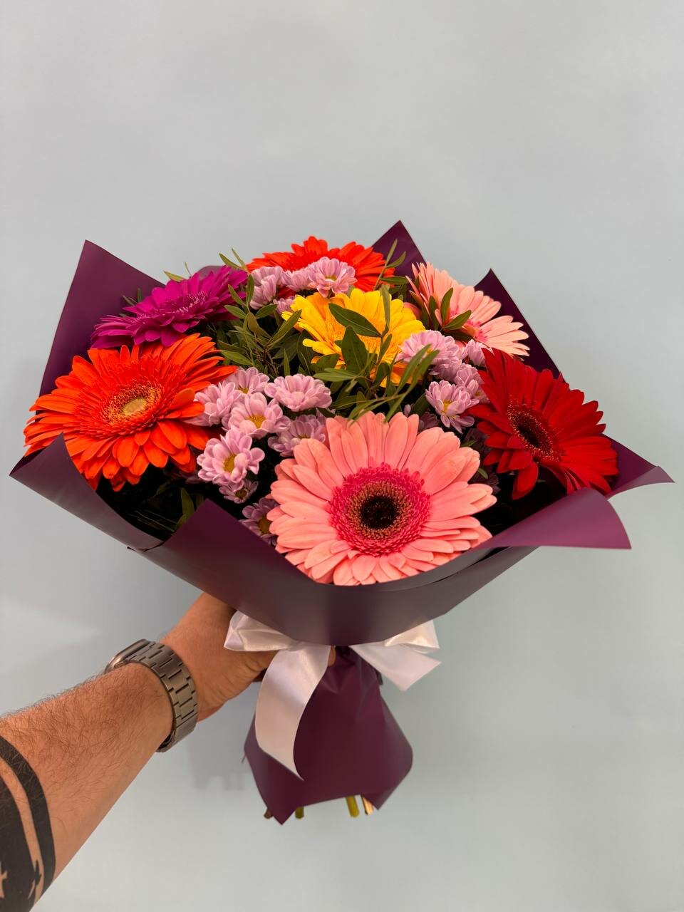 Букет Гербер и хризантем снежными хризантемами сорта сантини