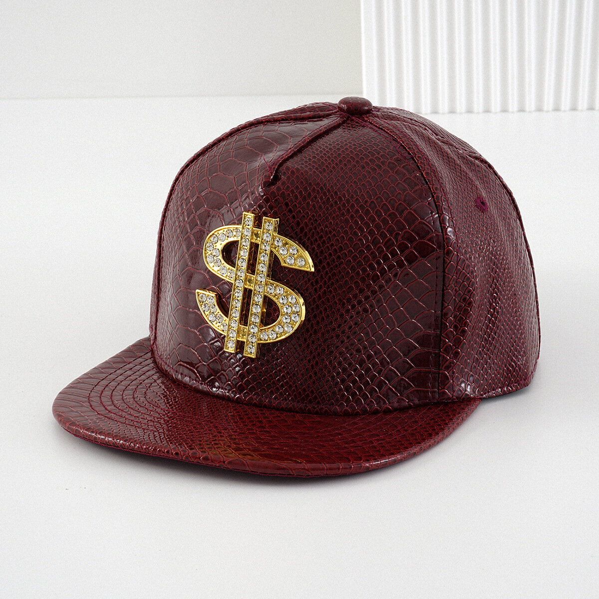 Шляпа, искусственная кожа, с бриллиантовым логотипом, винно-красная, размер M