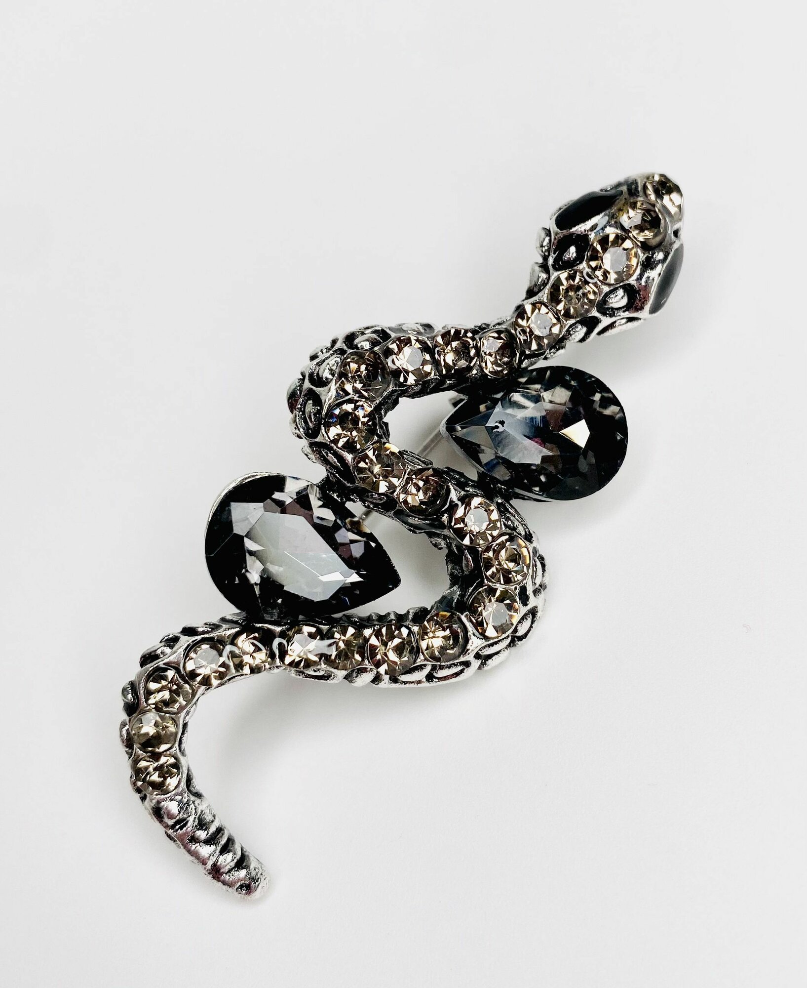 Брошь, стразы, искусственный камень