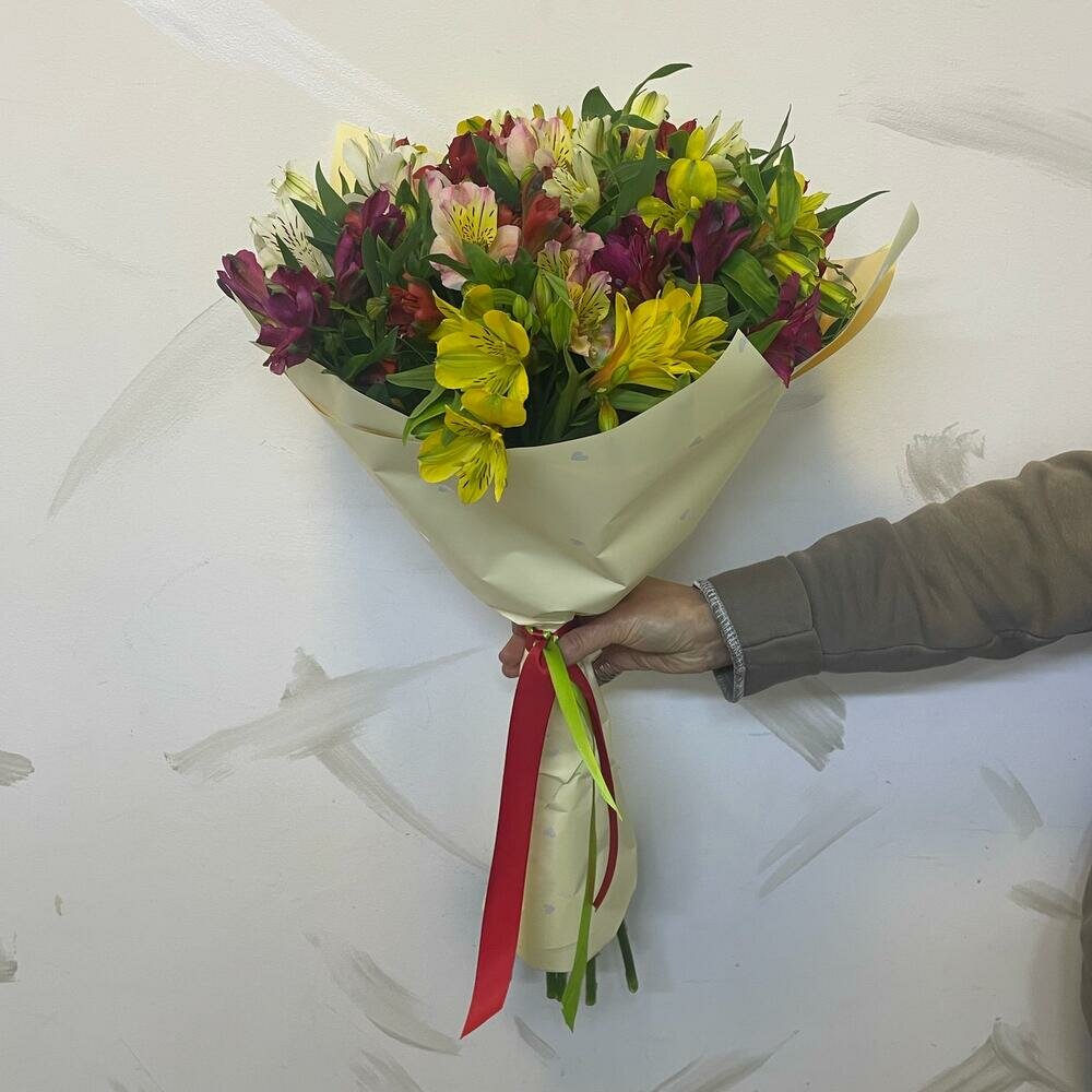 Букет из 15 разноцветных микс Российских альстромерий 55см, от КупиБукет