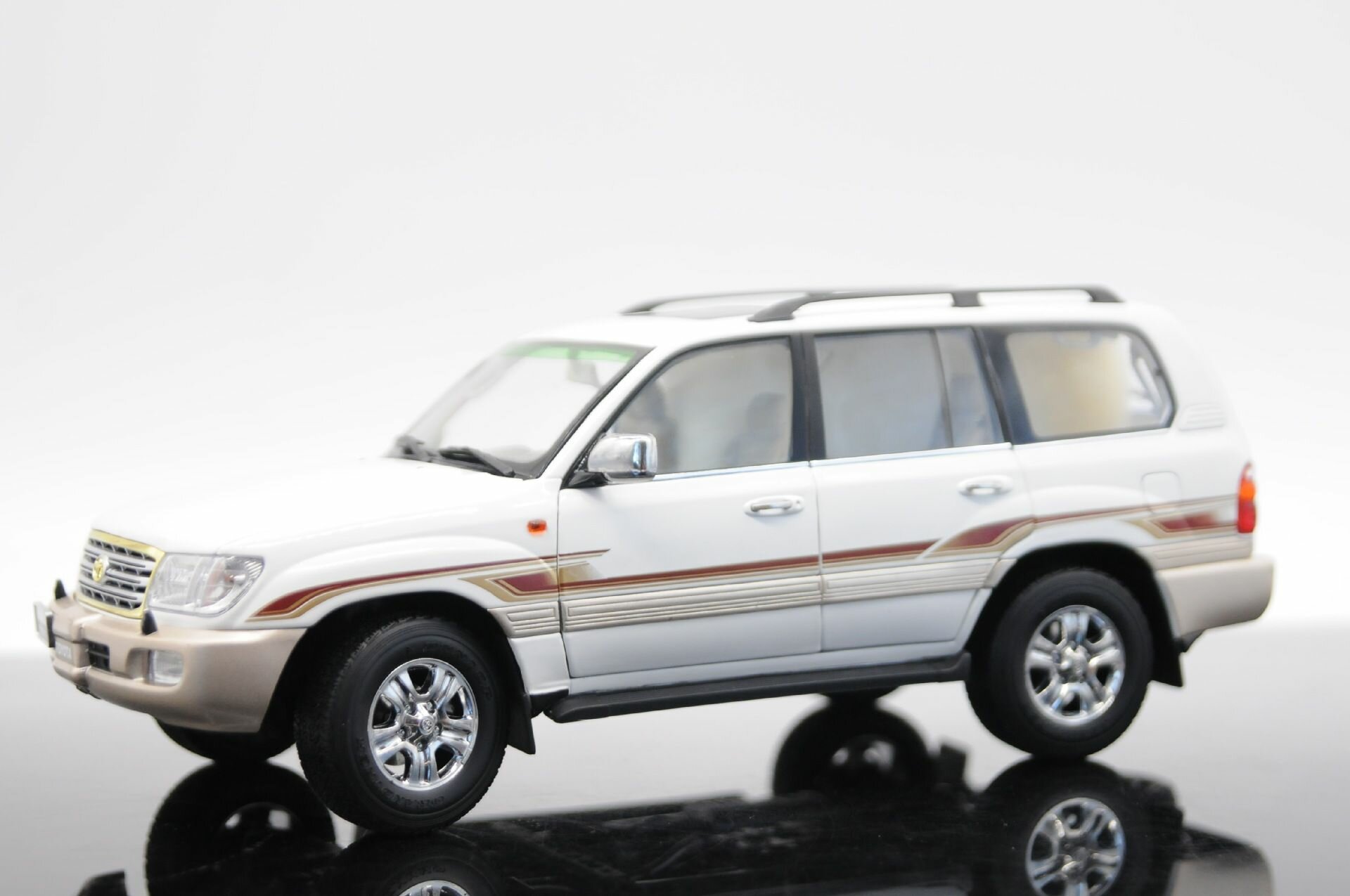 Модель автомобиля Kuluze Land Cruiser LC100 из сплава 1:18 имитационная модель автомобиля-null