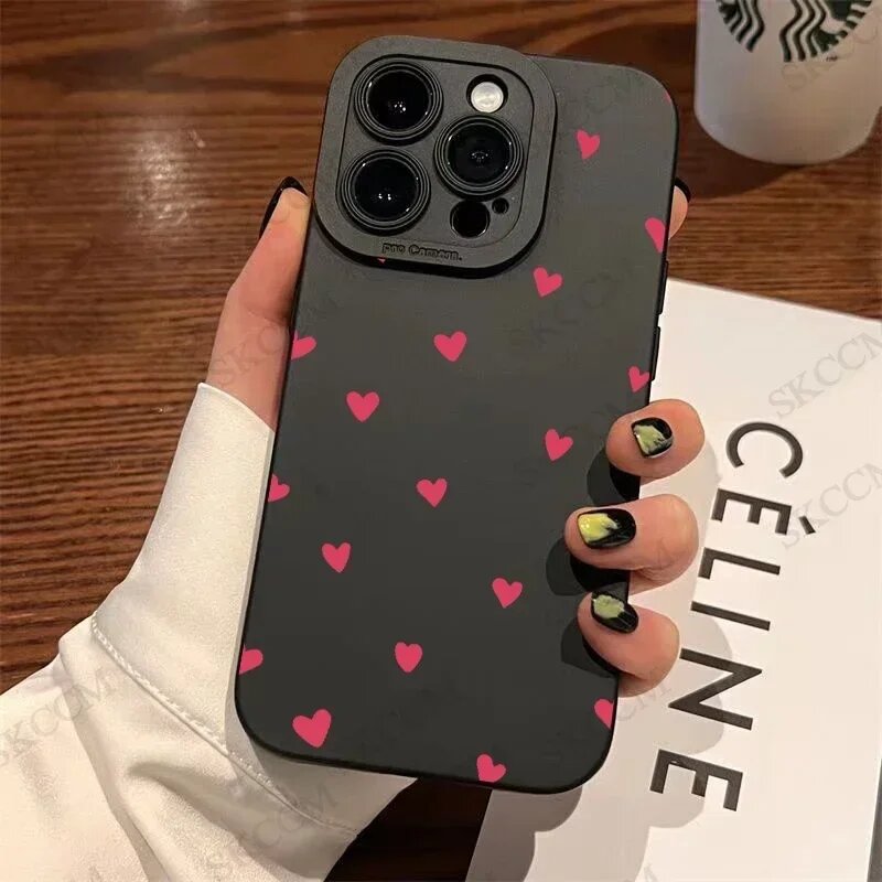 Черный чехол iPhone 15 Pro с сердечками