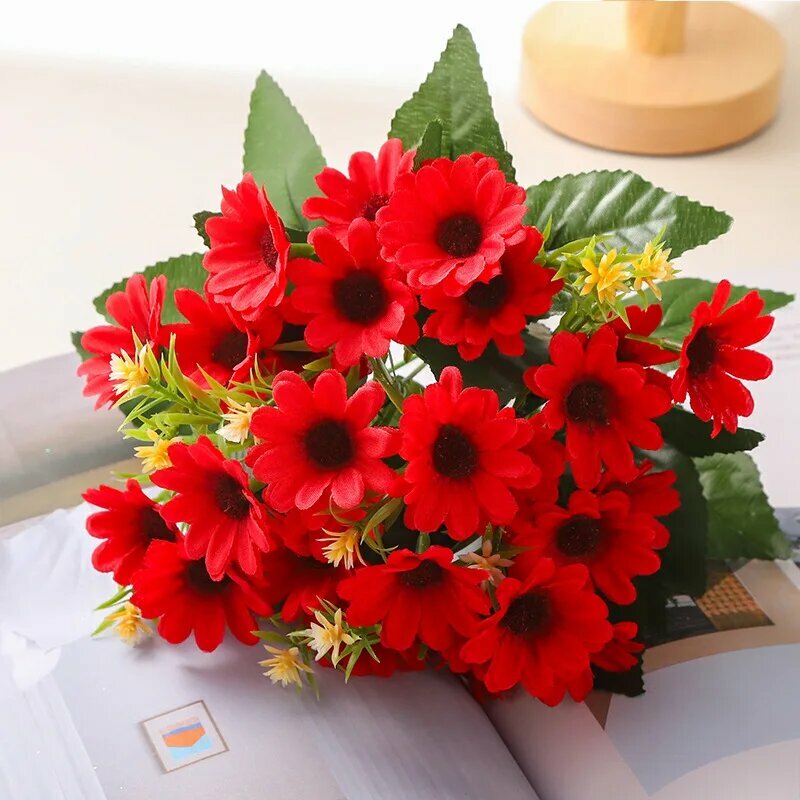 Искусственные красные ромашки