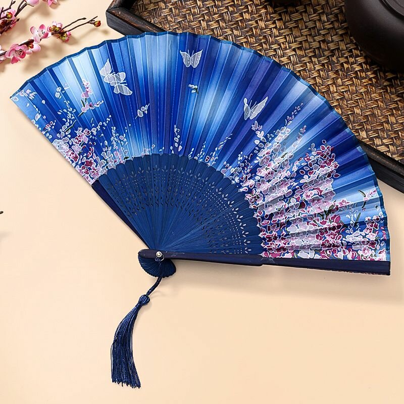 Веер "Бабочки над сакурой" синий