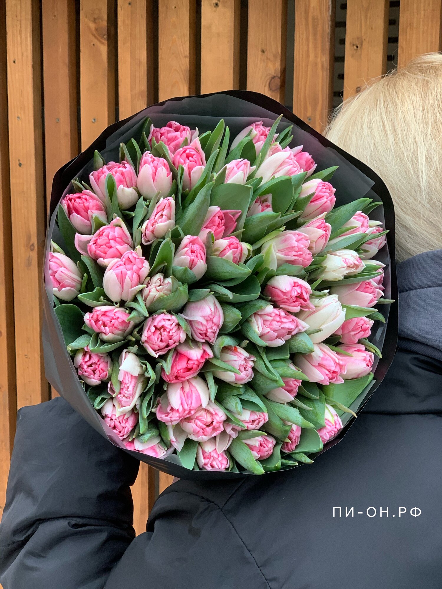 Нежный букет пионовидных тюльпанов, цвет розовый, 51 шт, в черной упаковке