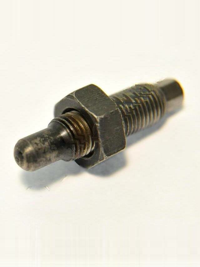 Винт М9*27*1 регулировочный клапанов дв.4216, 4216-1007075