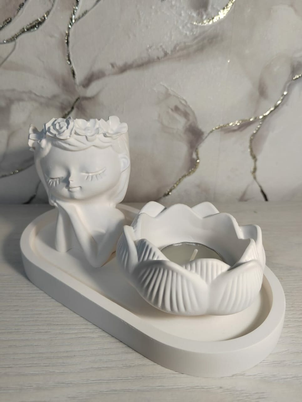 Статуэтка девочки и подсвечник на подставке