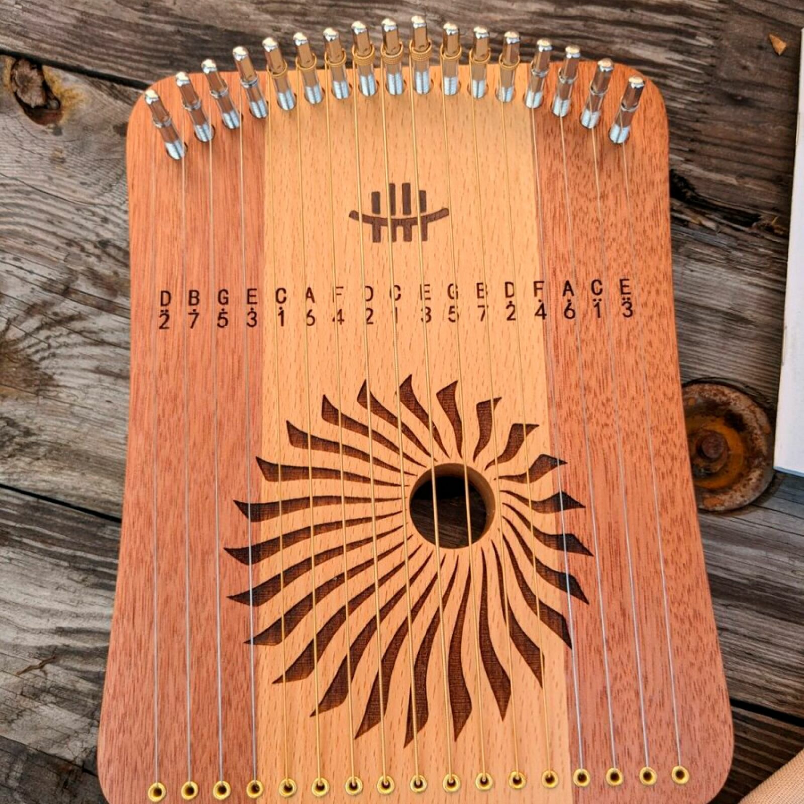 Харпика не калимба музыкальный инструмент 17 струн. Лира. Арфа. Гусли.