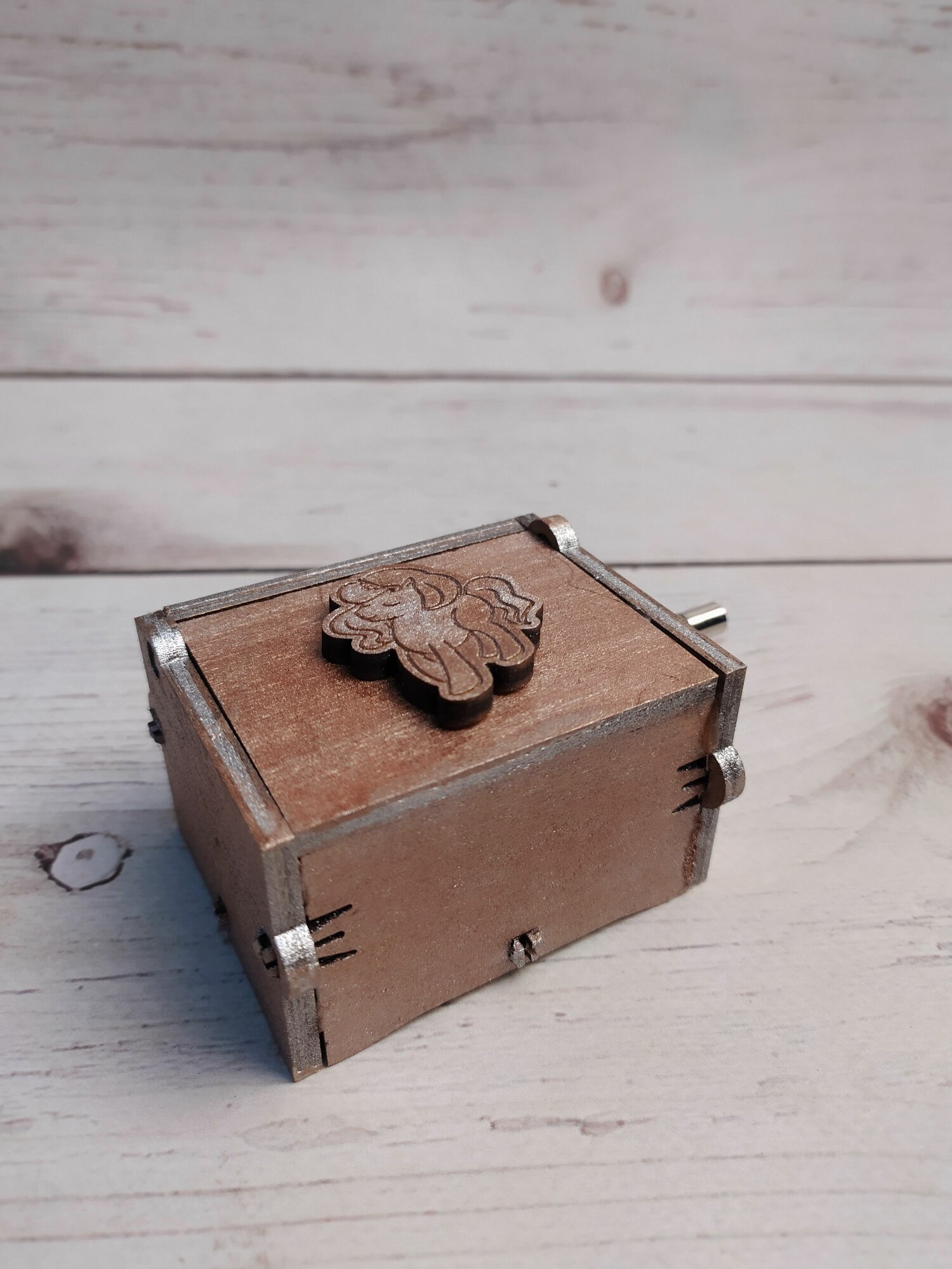 Музыкальная деревянная шкатулка-шарманка из фанеры Единорог перламутр с мелодией FROZEN из мультфильма Холодное сердце (на видео)