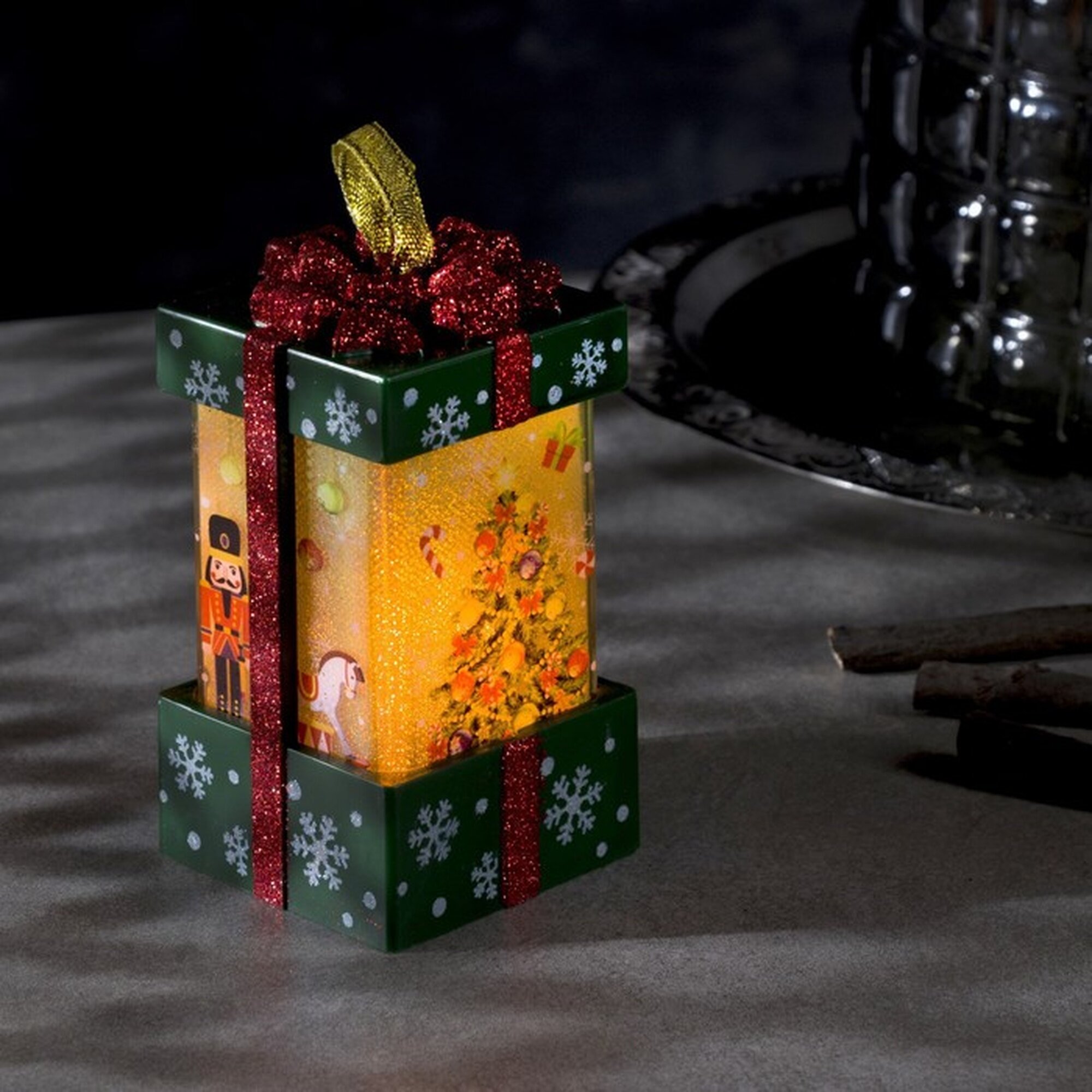 Фигура Luazon Lighting "Зелёный подарок с ёлочкой", пластик, подсветка, 6.3×11.5×6.3 см