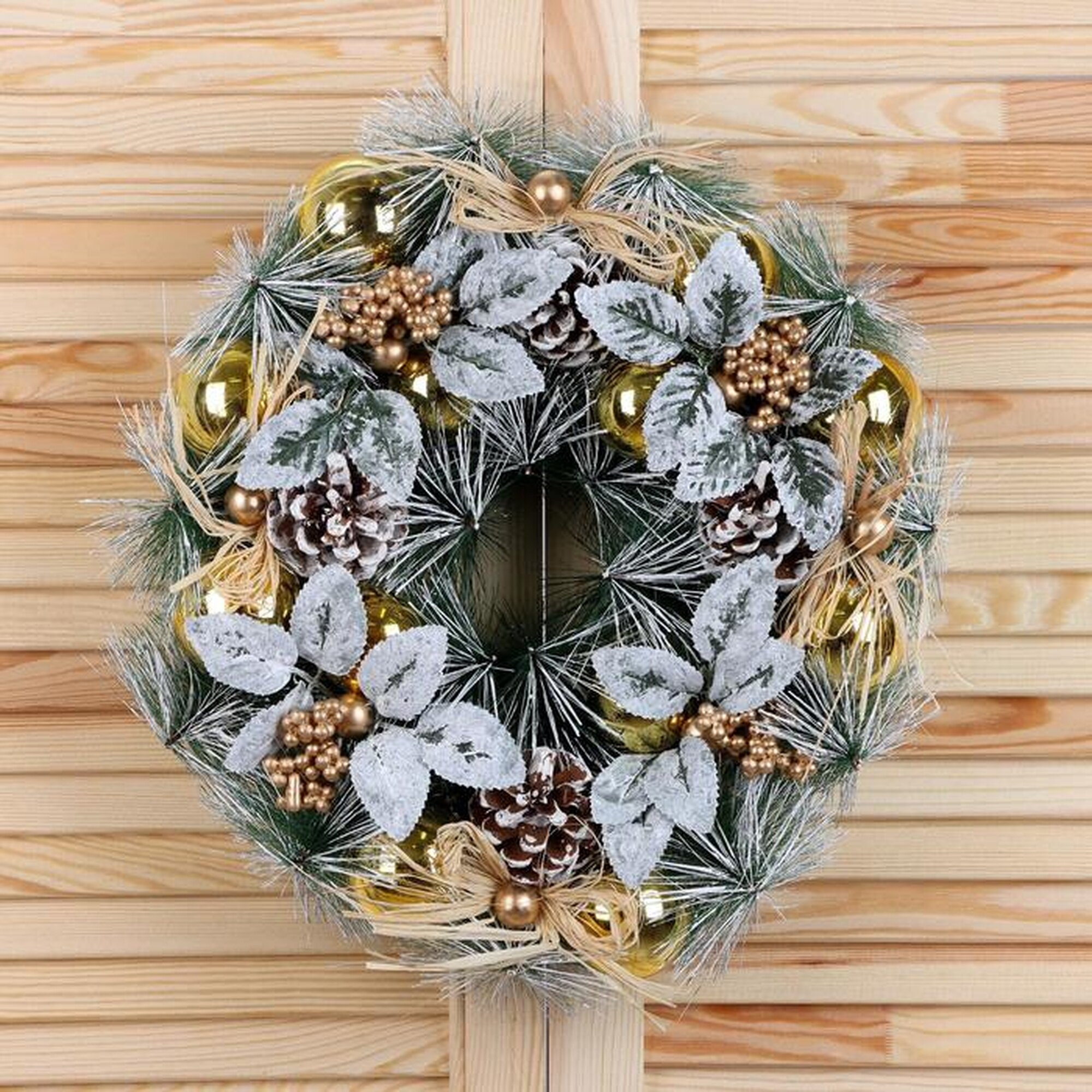 Венок новогодний «Зимнее волшебство. Шишки и листья», d=34 см, в снегу