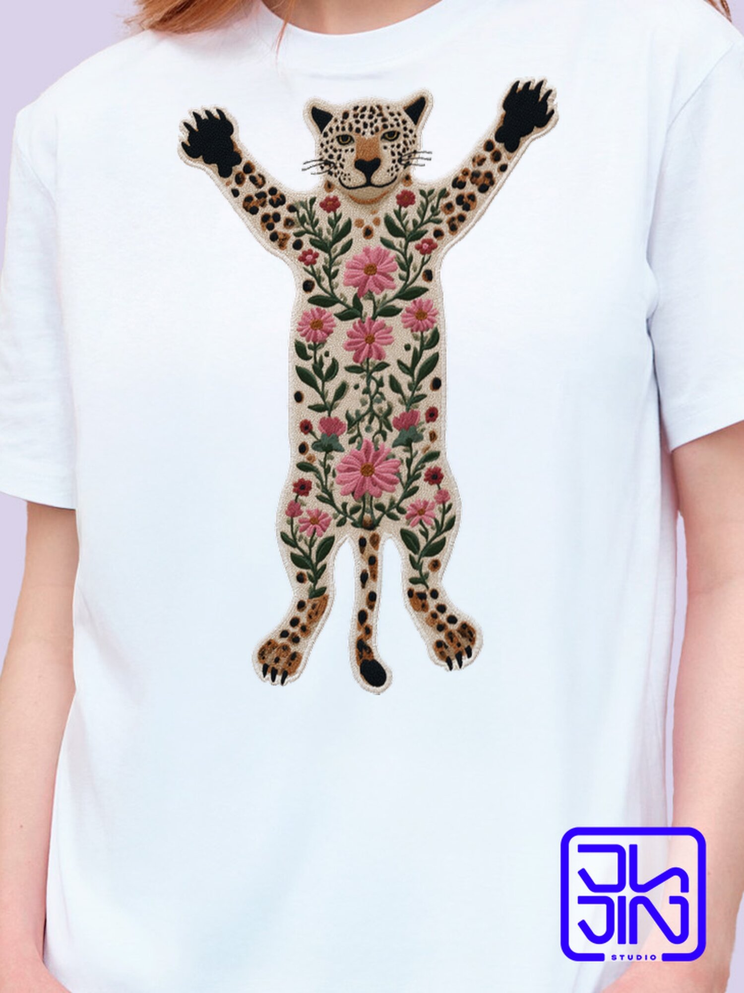 Футболка классическая женская с авторским принтом Леопардовый коврик бежевая основа с пестрыми этническими цветочными узорами, белый хлопковый трикотаж с прикольным рисунком на груди