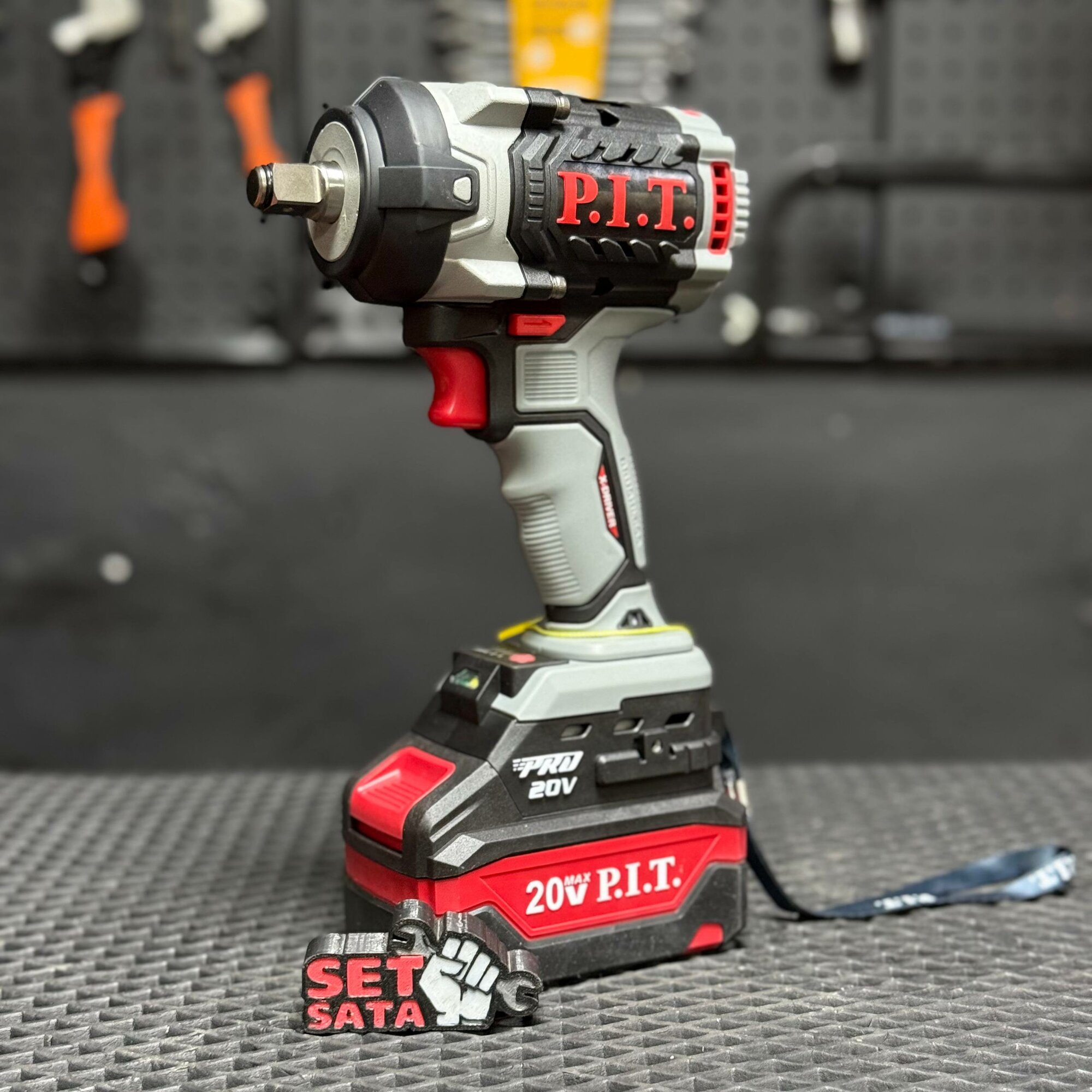 Гайковерт аккумуляторный ударный бесщеточный P.I.T. PIW20H-600A/2