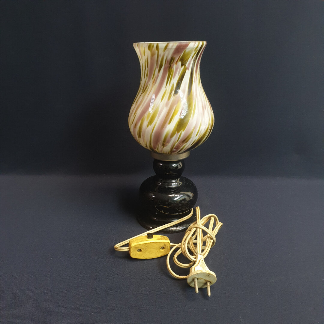 Настольная лампа 29 см, работает, керамика, плафон гутное стекло есть скол. Винтаж, СССР.