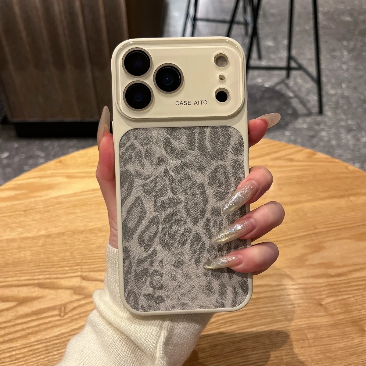 Чехол для iPhone 16 Antique White с леопардовым принтом