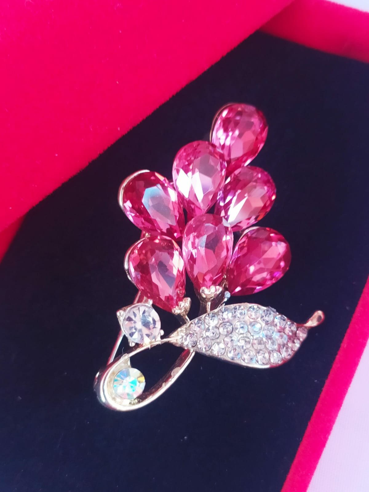 Брошь, стразы