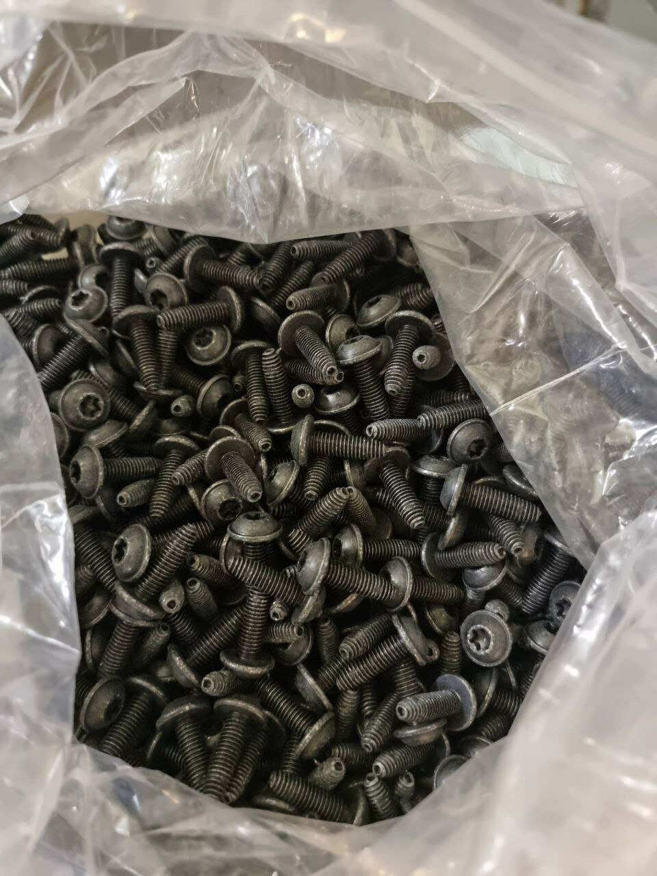 Винт автокрепеж черный с фланцем т 10.9 М5*20мм гол-14мм Torx( внутр. 6ти граник) 20шт Wurth, Германия