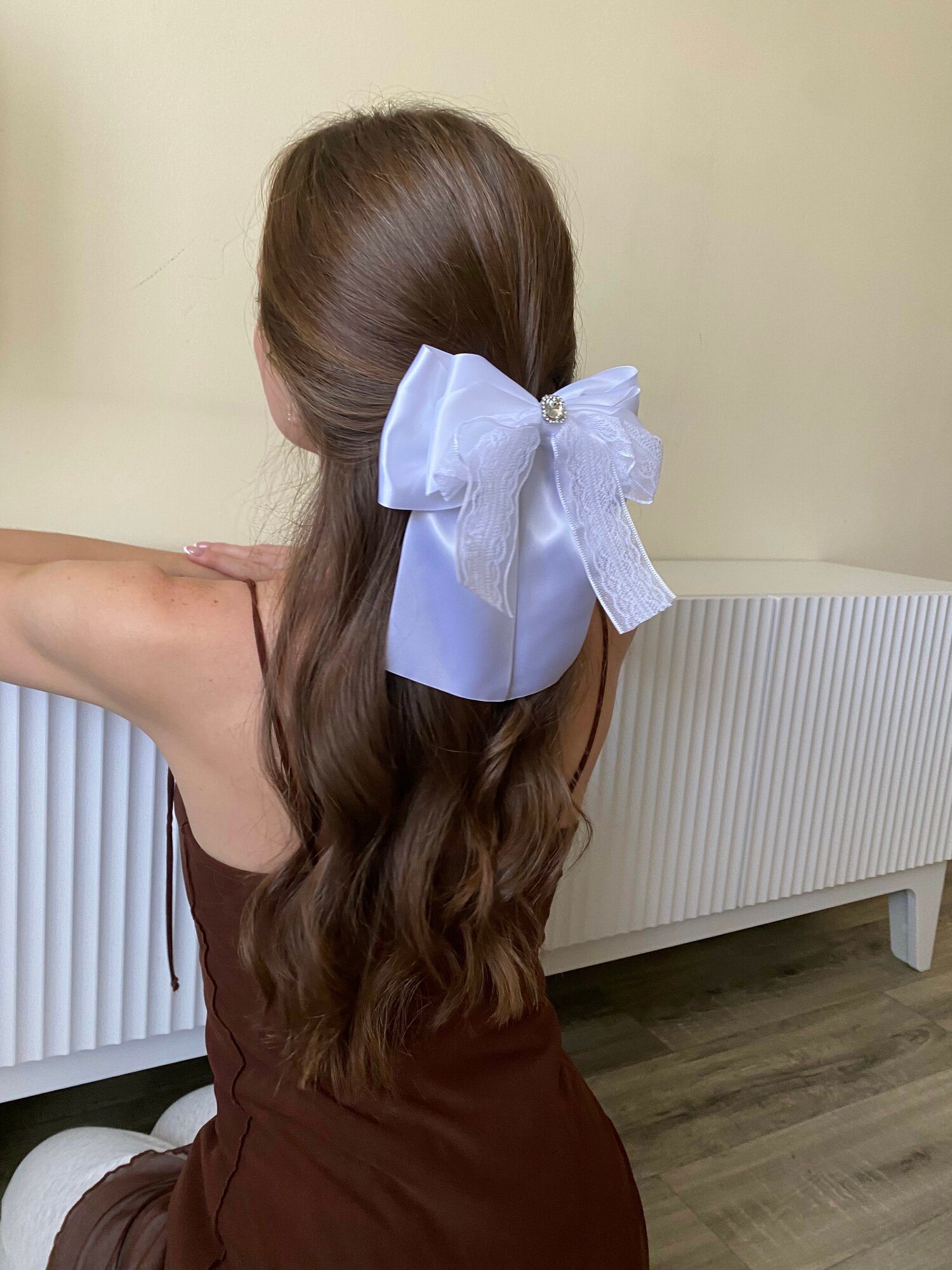 Бант белый на резинки с кристаллом / бант для волос / большой белый бант / бантики для девочек / школьные бантики