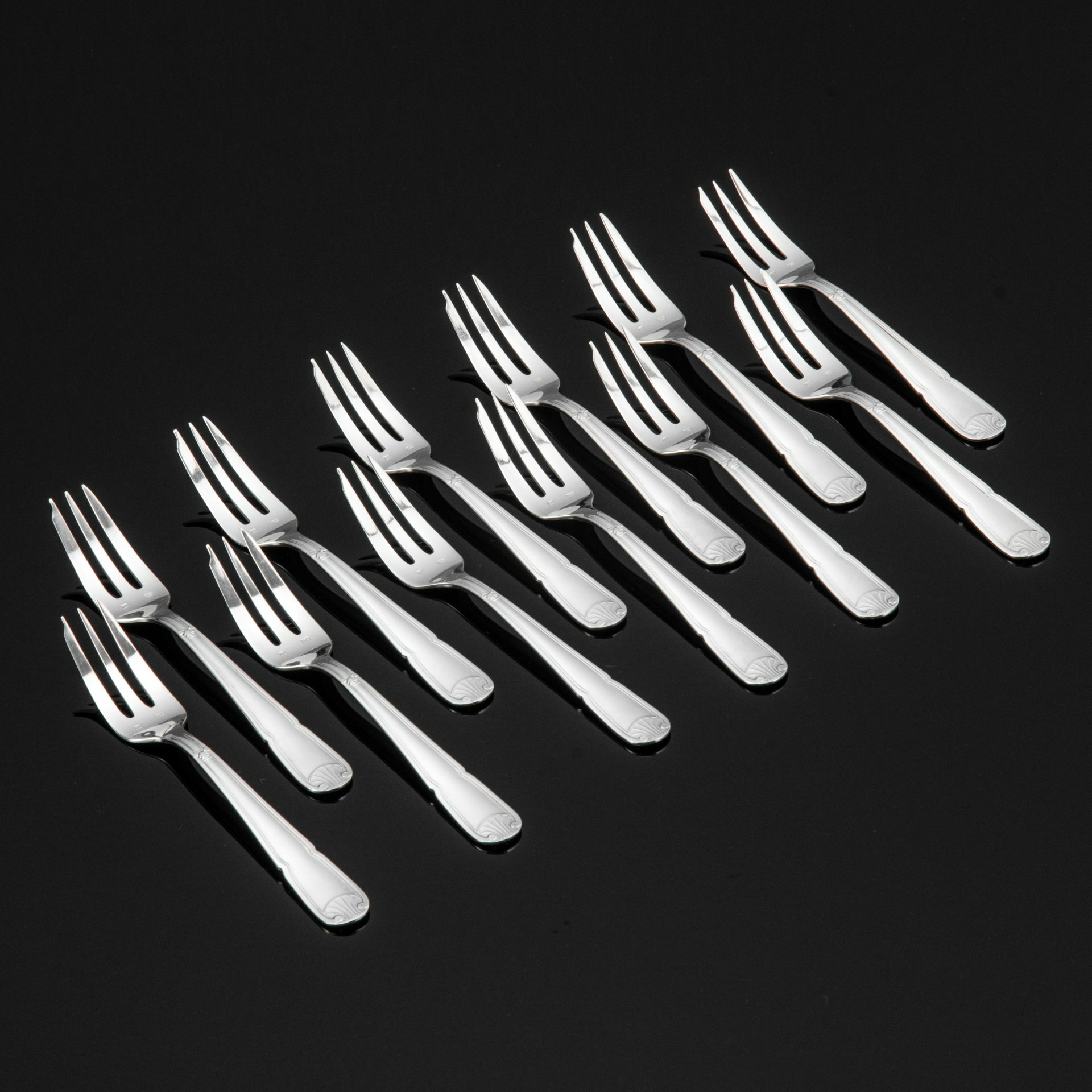 Набор десертных вилок с рокайльным элементом на черенках (12 шт.) в оригинальном футляре