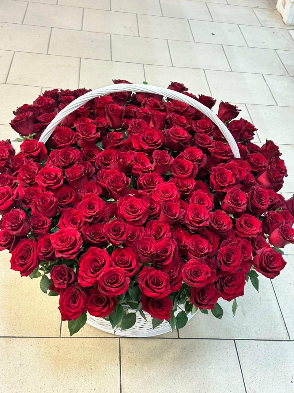 Букет "Корзина" с 101 розами, эквадорские розы, красные, длина 50 см, в корзине