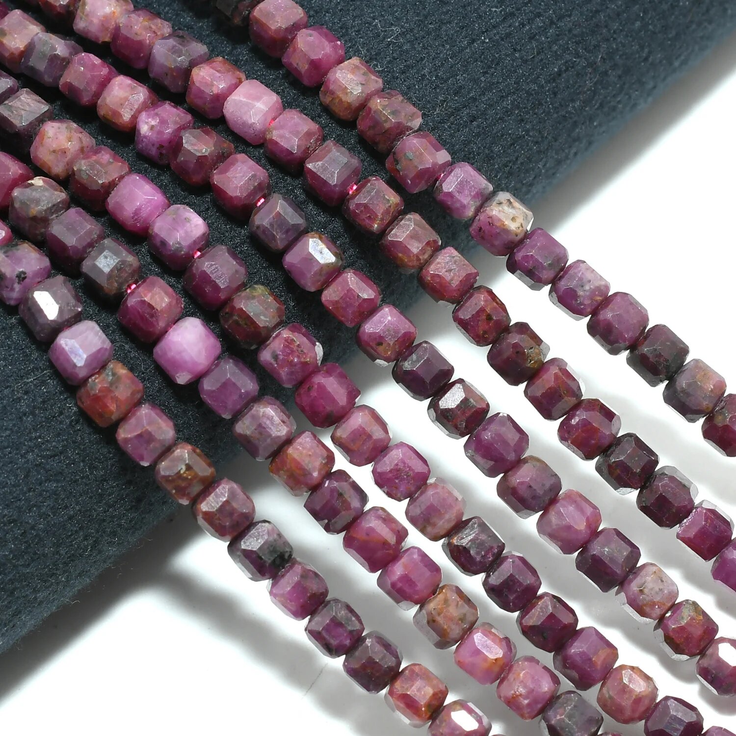 Граненая бусина из темного рубина GENUINSTONE 3.8-4 мм