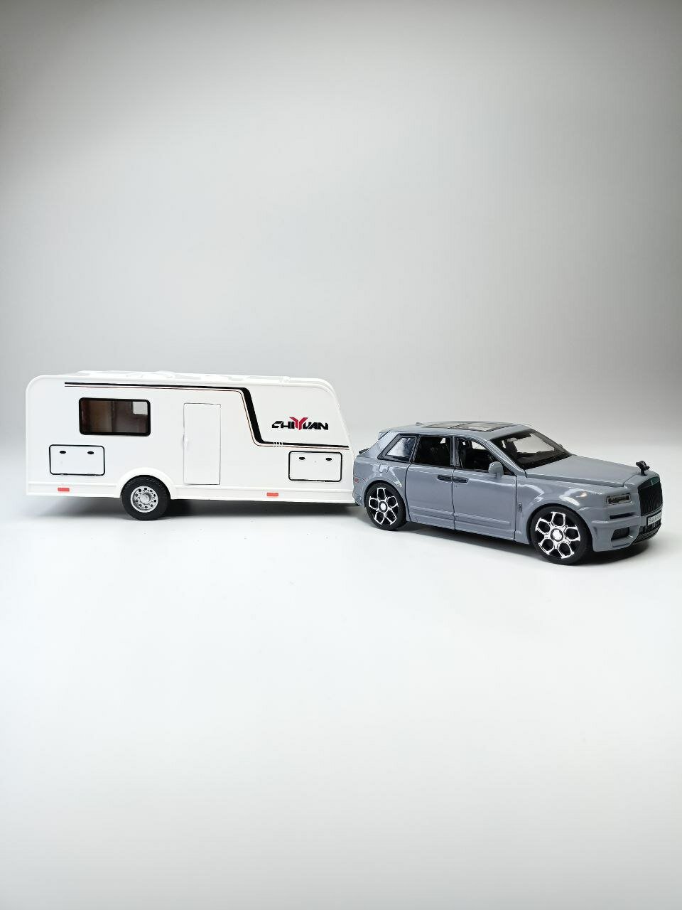 Коллекционная машинка игрушка металлическая Rolls Royce Сullinan с трейлером для мальчиков масштабная модель 1:24 серая