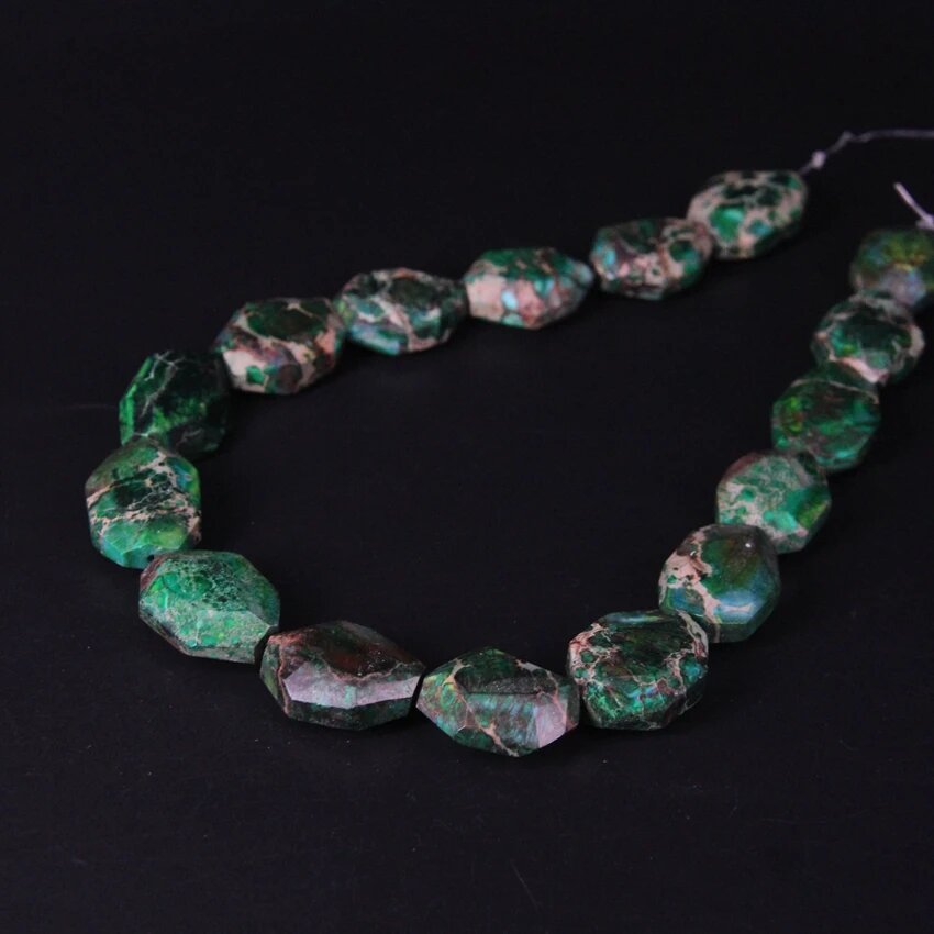 Бусины из натурального яшмы 15-20х21-25 мм, ограненые, зелёного цвета