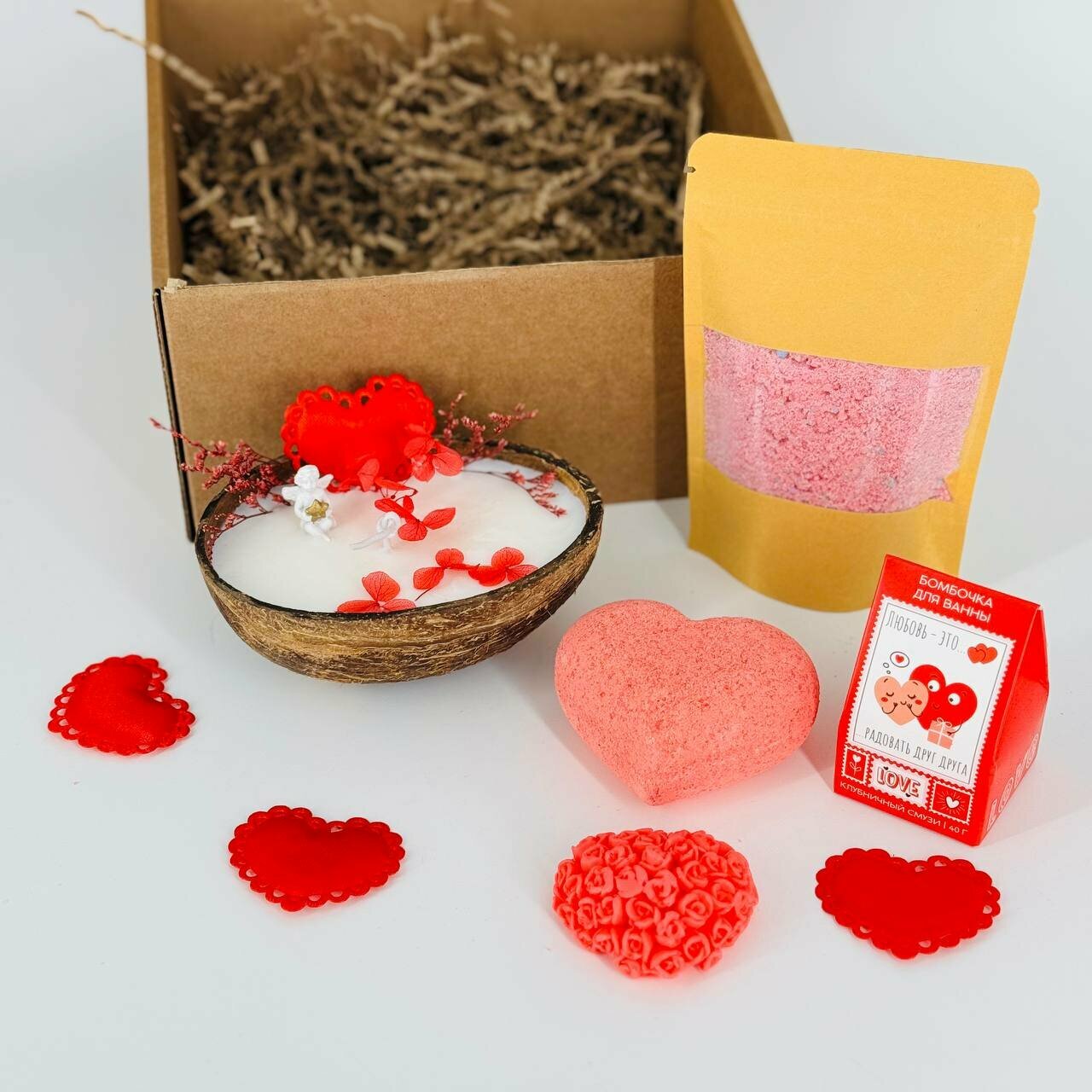 Подарочный спа набор со свечой в кокосе, морской солью бомбочкой для ванны. Подарок любимой девушке на 14 февраля День влюблённых