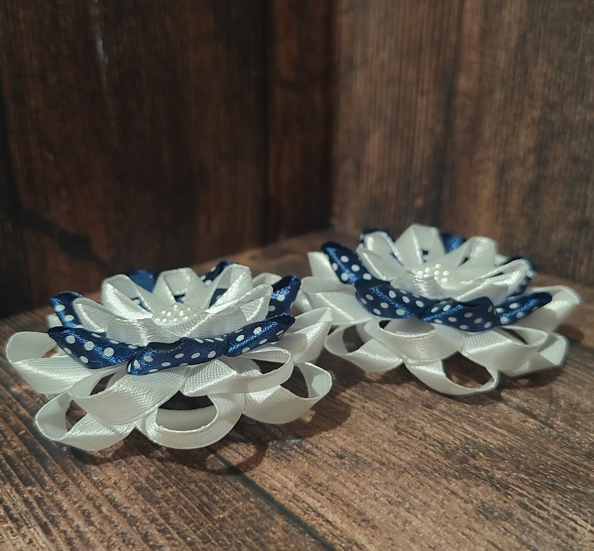 Белые банты для волос. Школа.1 сентября. Банты на резинке. Красивые банты. Ручная работа. 8*8 см. 2 шт.