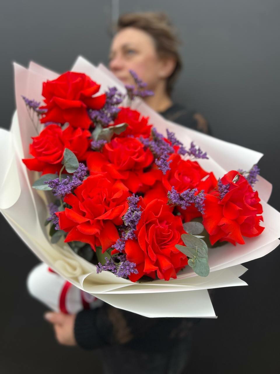 Цветы живые Авторский букет Story Flowers 50*60 из алых французских роз, эвкалипта и лимониума