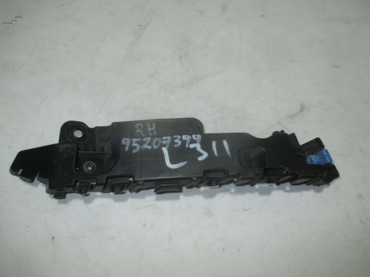 Кронштейн бампера переднего Шевроле Круз правый 95207399 94826581 95328894 - L311