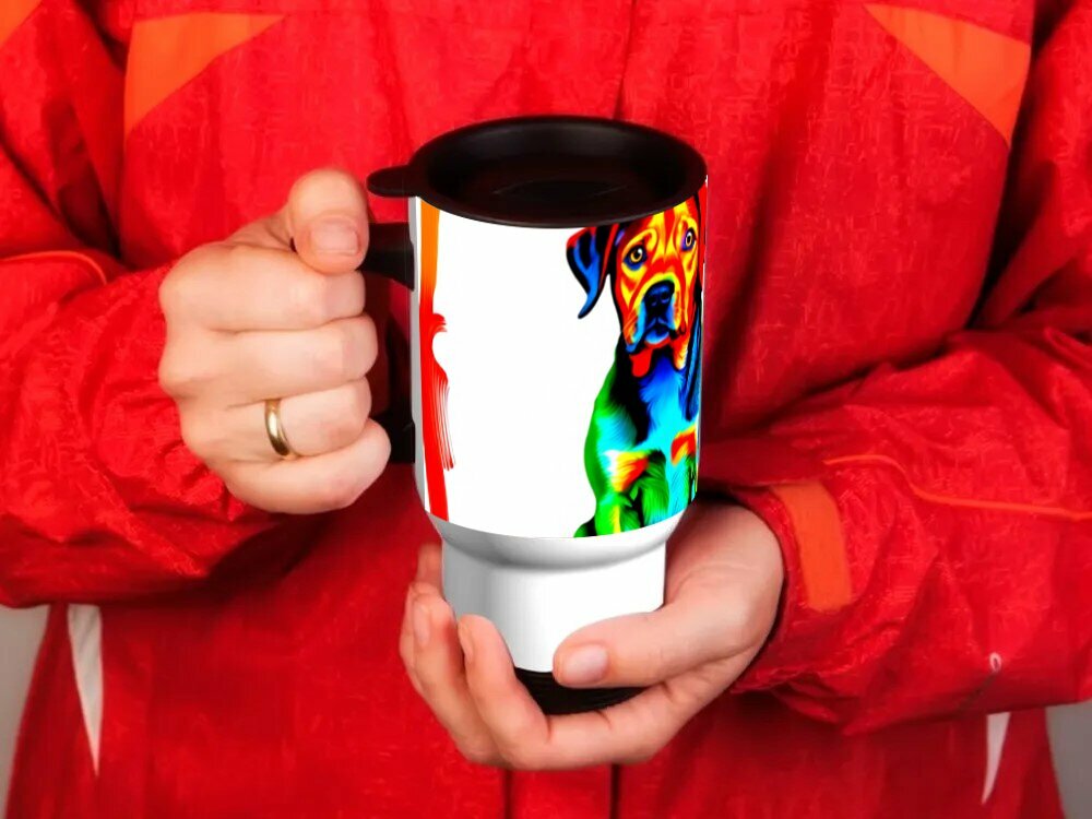 Тремокружка для авто с принтом "Два ярко окрашенных собаки, один взрослый и один щенок, сидят рядом друг с другом. Их лица выражают нежность и доверие, окружены абстрактными." 0.5 л.