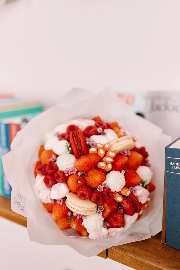 Сладкий букет “Купидон” с клубникой, зефиром, мармеладом, размер S, 15 см, от Vegato Studio