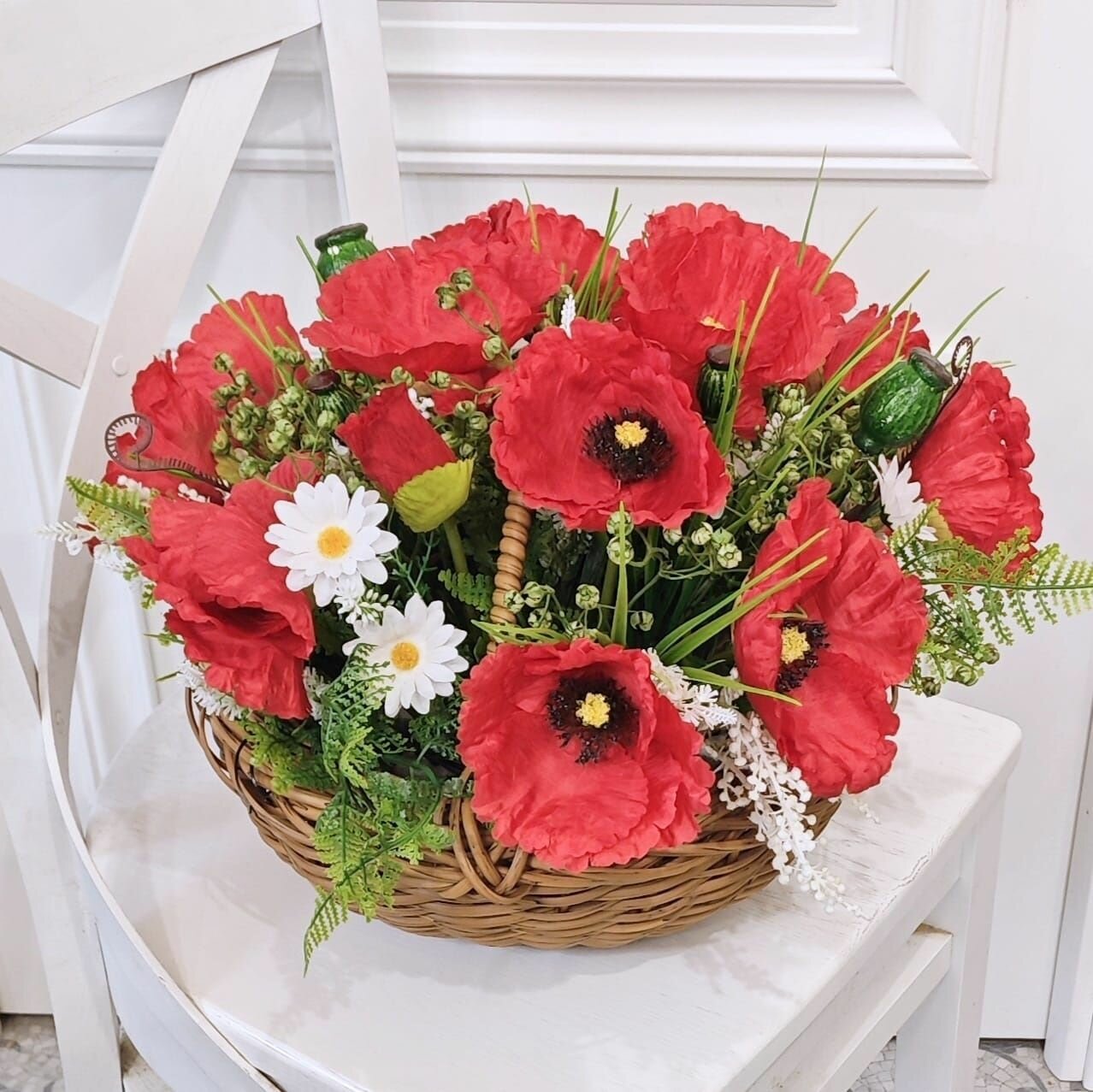 Композиция "Красные маки" в лукошке из ротанга, 27см.