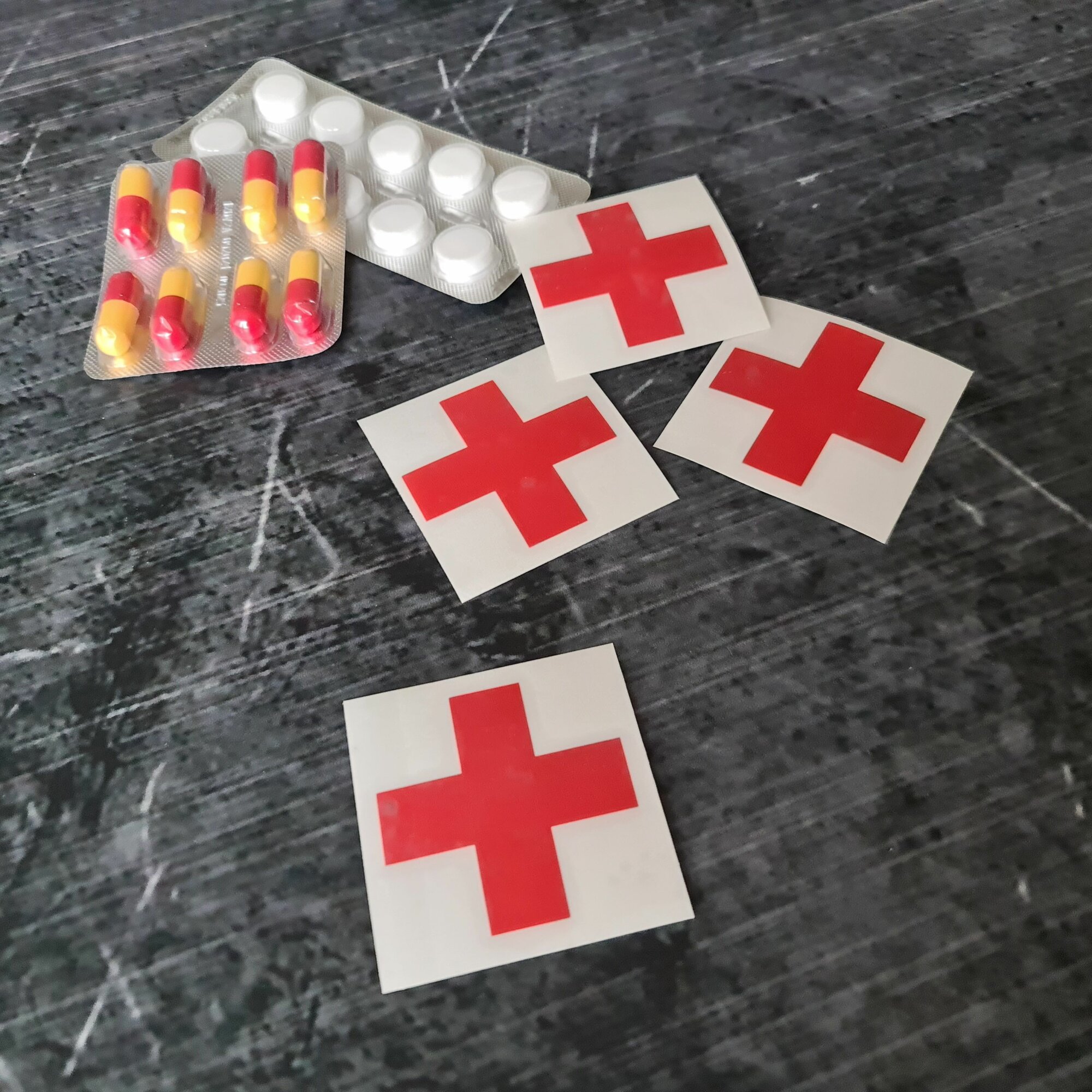 Маркировочные наклейки Красный Плюс (10 шт) - Для систем хранения лекарств/аптечек. Водостойкие знаки ГОСТ! Диаметр 8 см