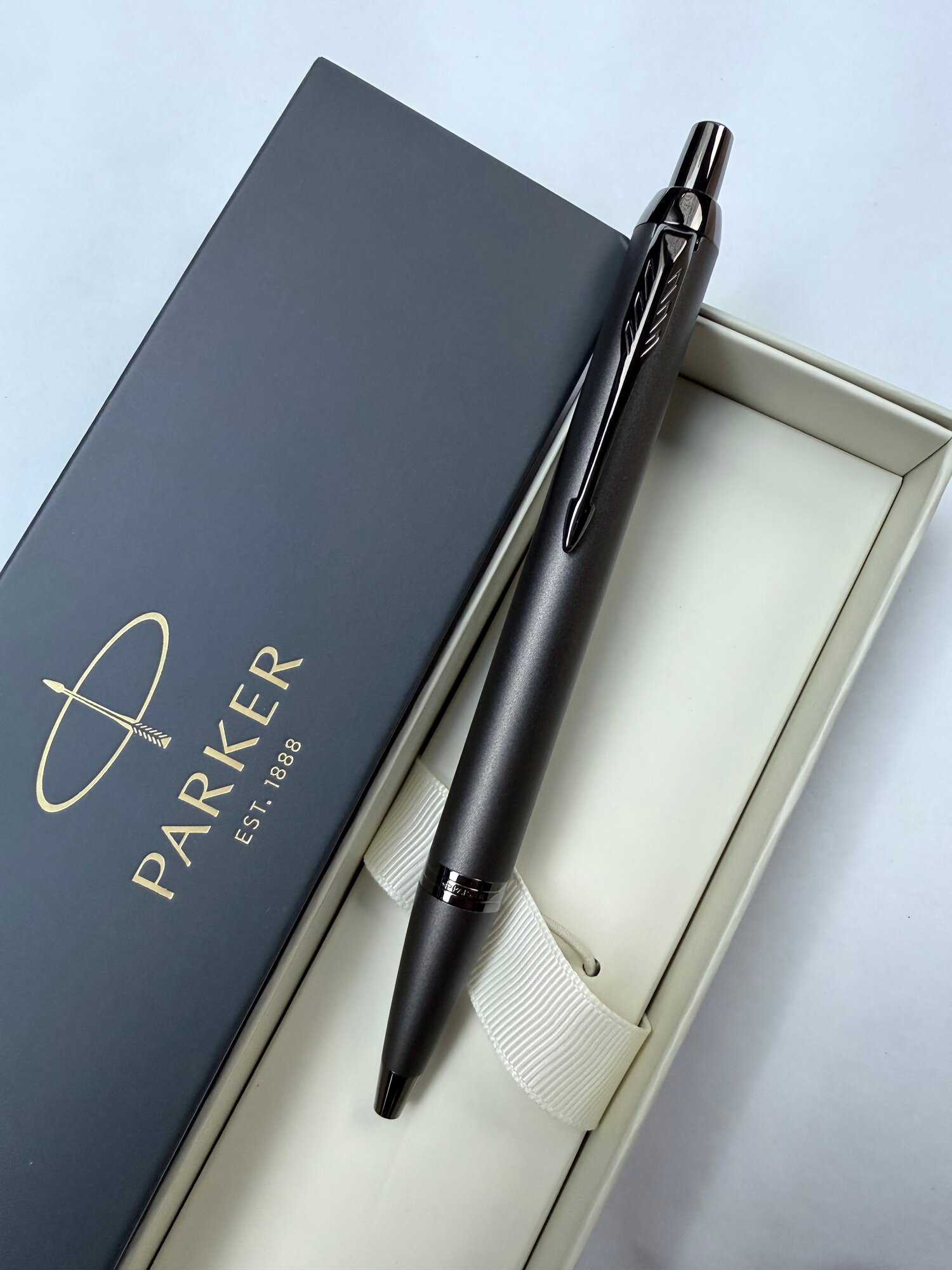 Шариковая ручка Parker IM Professionals Monochrome Titanium, стержень: M, цвет чернил: blue, в подарочной упаковке.
