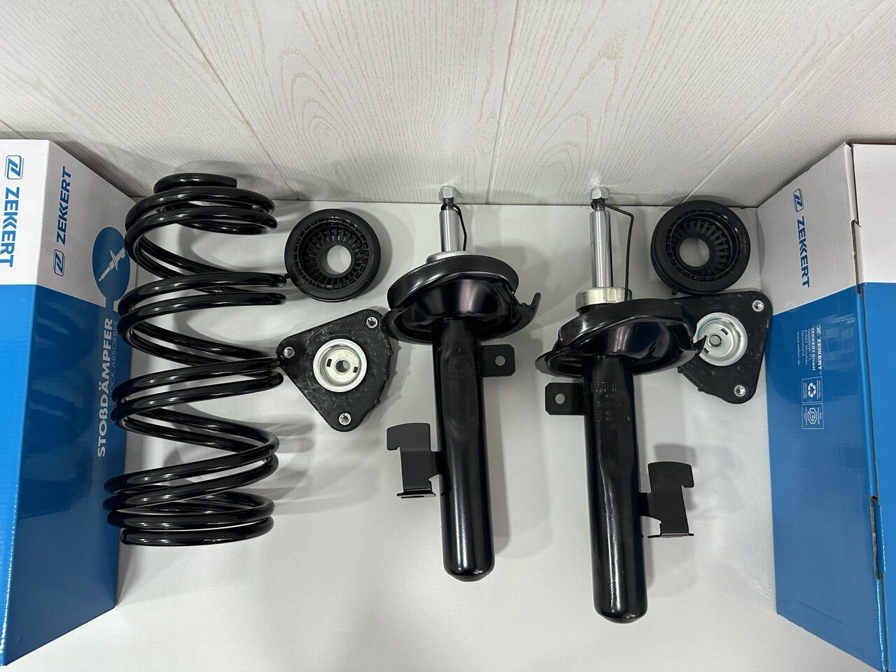 Амортизаторы передние с пружинами, опорами и подшипниками Мазда 3 с 2003-2013 Zekkert Lemforder
