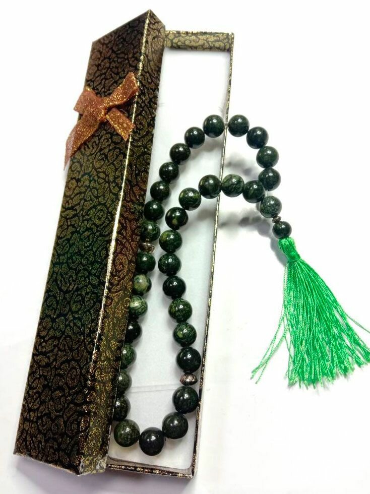 Мусульманские четки из змеевика, 33 бусины, диаметр 10 мм. в подарочной коробке.