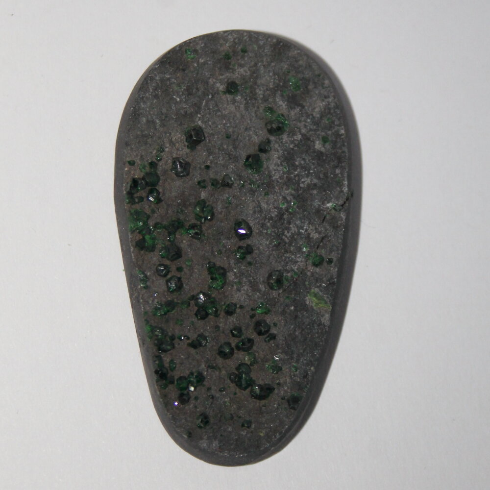 Уваровит кабошон, натуральный камень, 48х26х4 мм, Урал (Сараны), «True Stones»