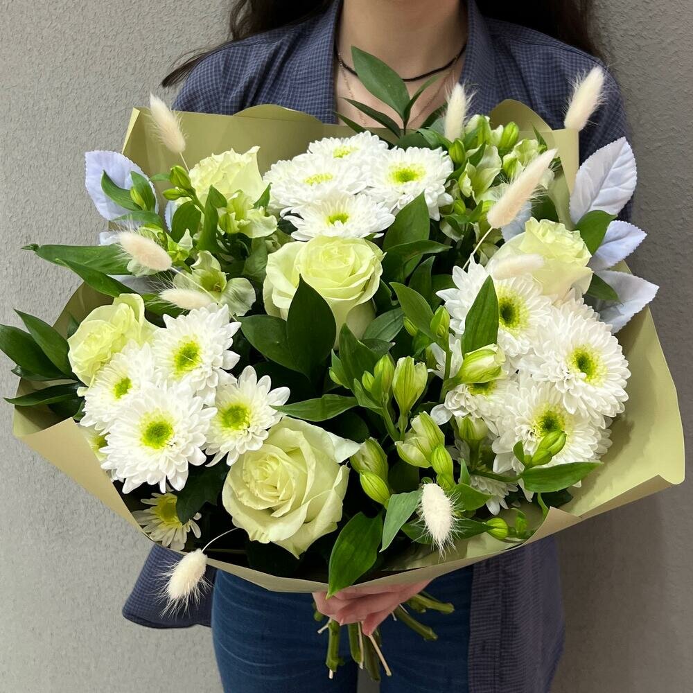 Букет из белых роз, альстромерии и хризантемы