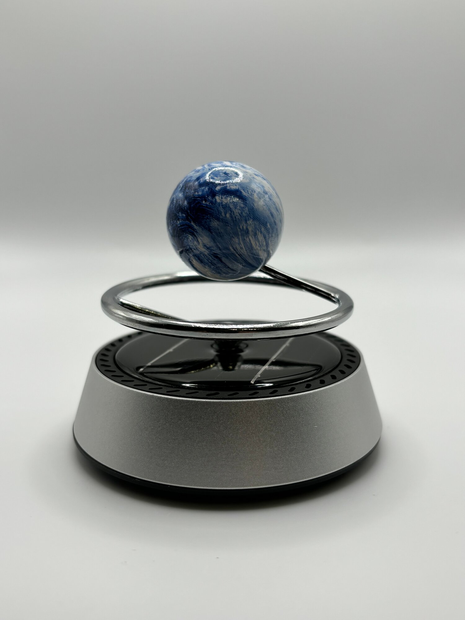 Ароматизатор на солнечной батарее вращающийся/ Ароматизатор на панель автомобиля / Автопарфюм