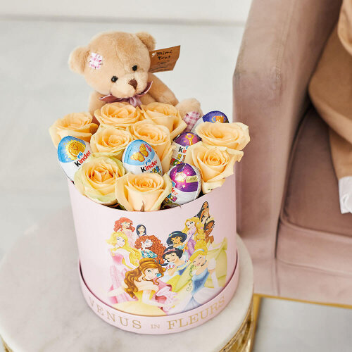 Букет детский Venus in Fleurs № 22, розы, киндер-сюрприз, мишка, 35 см