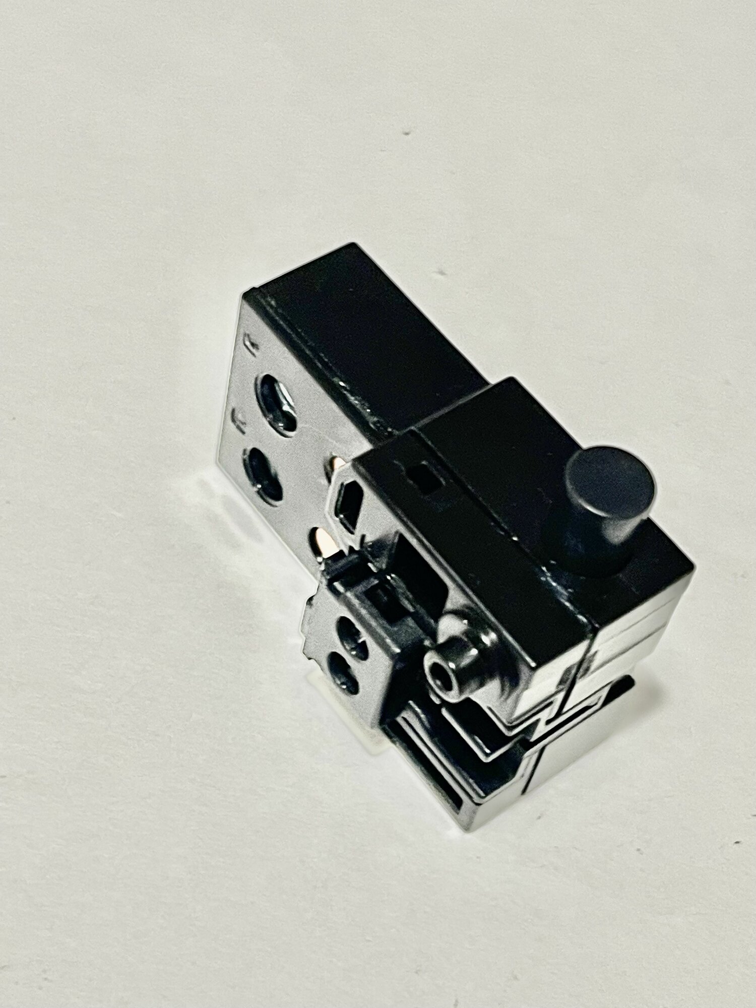 Выключатель (Кнопка пуска) C3PA-1111 подходит для сетевых перфораторов и ударных дрелей Makita (Макита). Артикул 650676-9