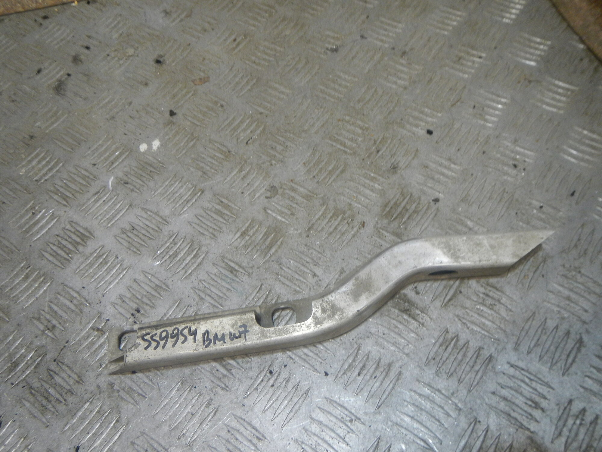 Б/У Кронштейн (сопут.товар), BMW (БМВ)-7 (F01, F02) (08-14) BMW 7 (F01, F02) (08-14) радиатора масляного правый Небольшая...