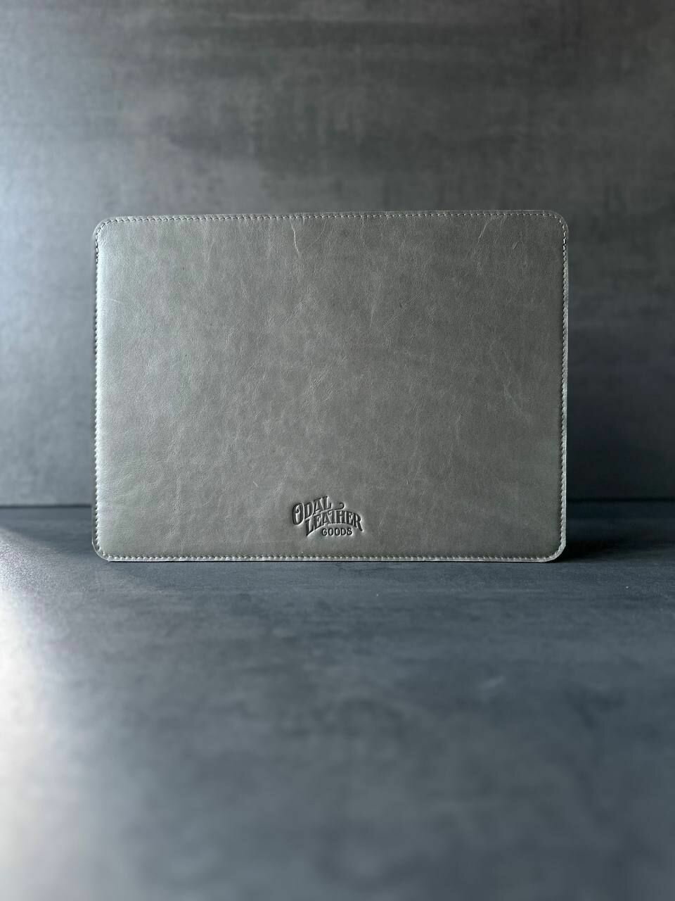 Кожаный чехол для ноутбука MacBook Pro 14 ручной работы ODAL GOODS. Серый