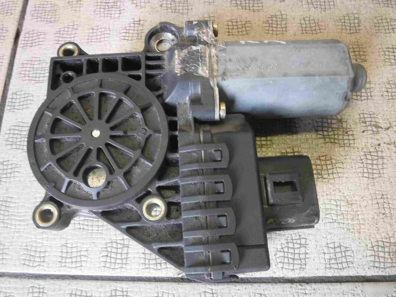 Моторчик стеклоподъемника Ford Focus I (1998—2004) 0130821902